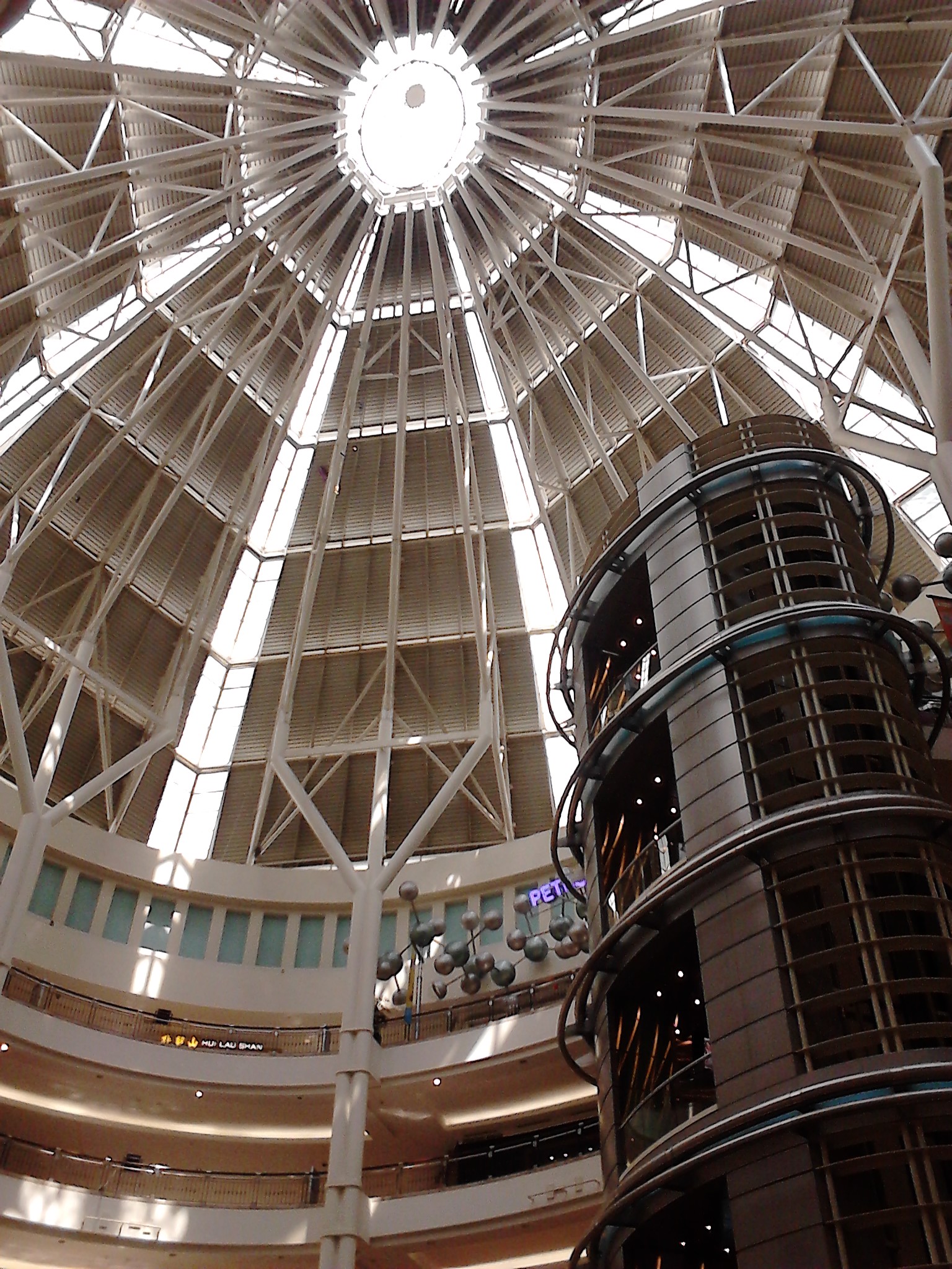 Suria KLCC: Mall, Taman, dan Menara Petronas | the travelearn