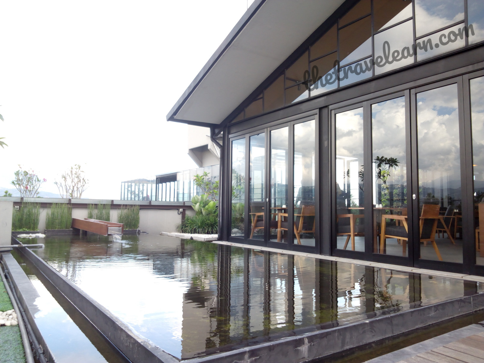 Jatuh Cinta dengan Morning Glory Rooftop Cafe, Bandung | the travelearn